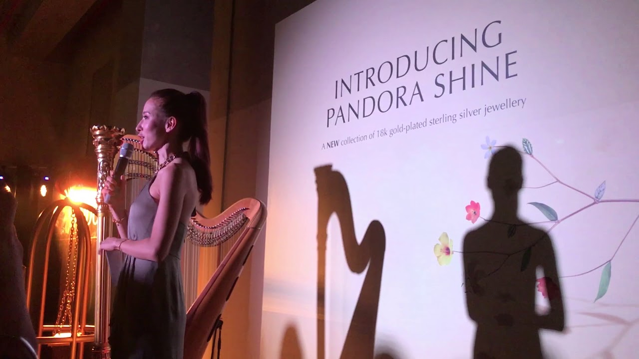 FLY HOSTS: Stephanie Carrington - Pandora Golden Party - YouTube