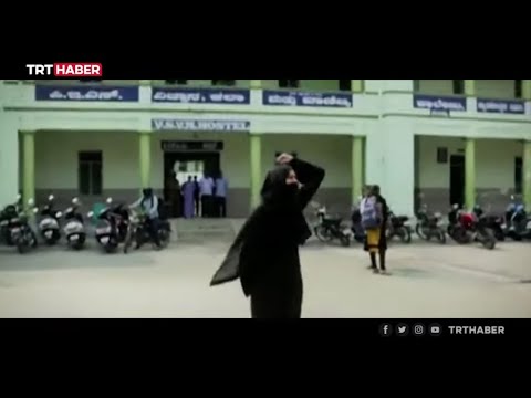 Hindistan'da başörtüsü nedeniyle sözlü tacize uğrayan Khan: Korkmuyorum