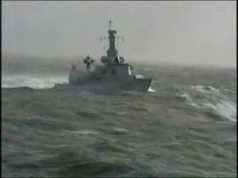 Fragata no Mar Revolto - YouTube