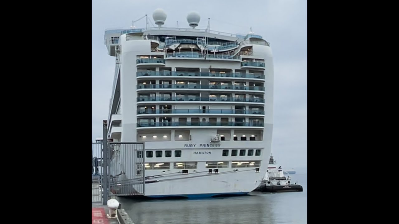 RUBY PRINCESS. Stern view. Foggy Sunday. August 28, 2022. San Francisco ...