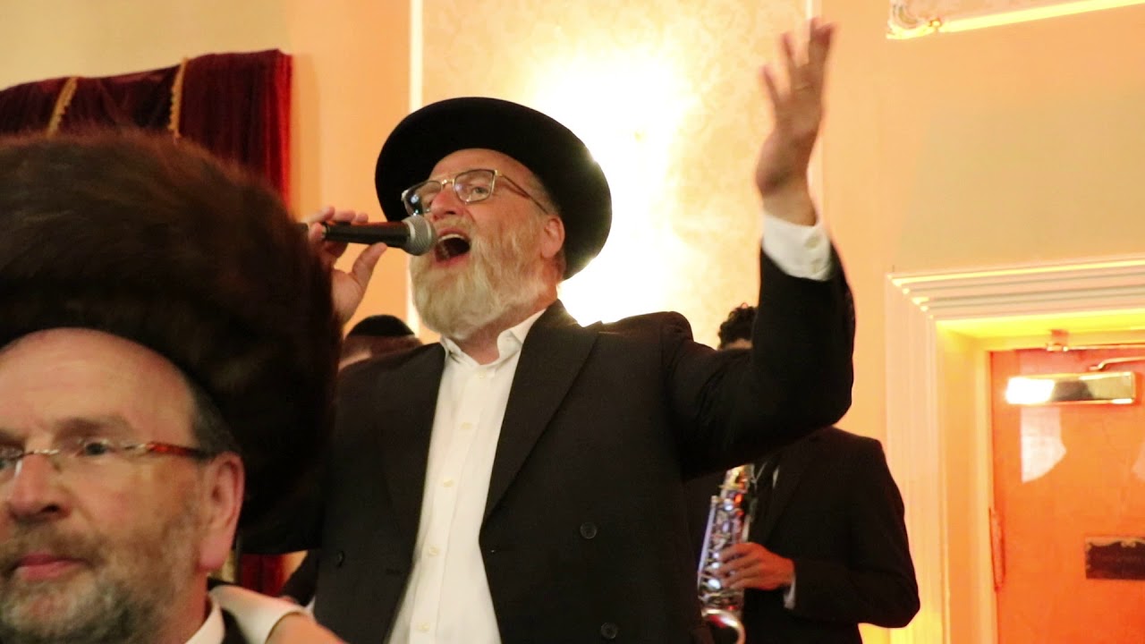 Michoel Schnitzler Singing At A Wedding In Monsey - YouTube