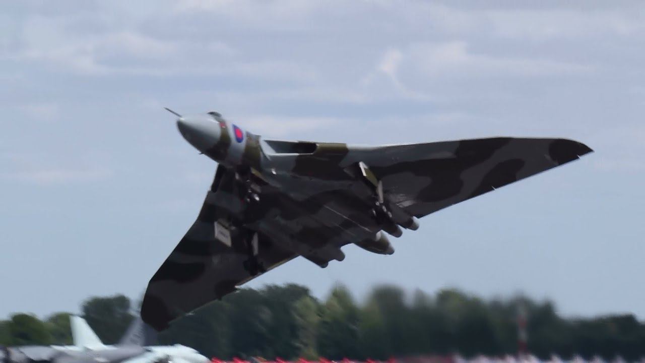 Avro Vulcan XH558 at RIAT 18th July 2015 - YouTube