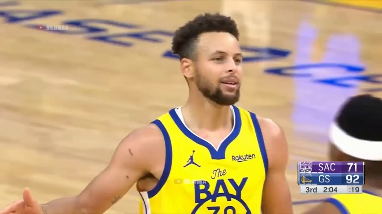 Steph Curry with the beautiful behind-the-back pass - YouTube