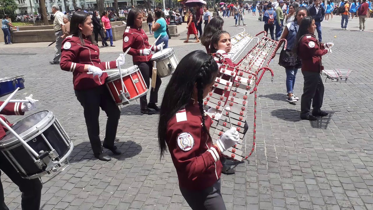 IV Desfile De Bandas Del INCA JV | LAS ANFITRIONAS 2/3 - YouTube
