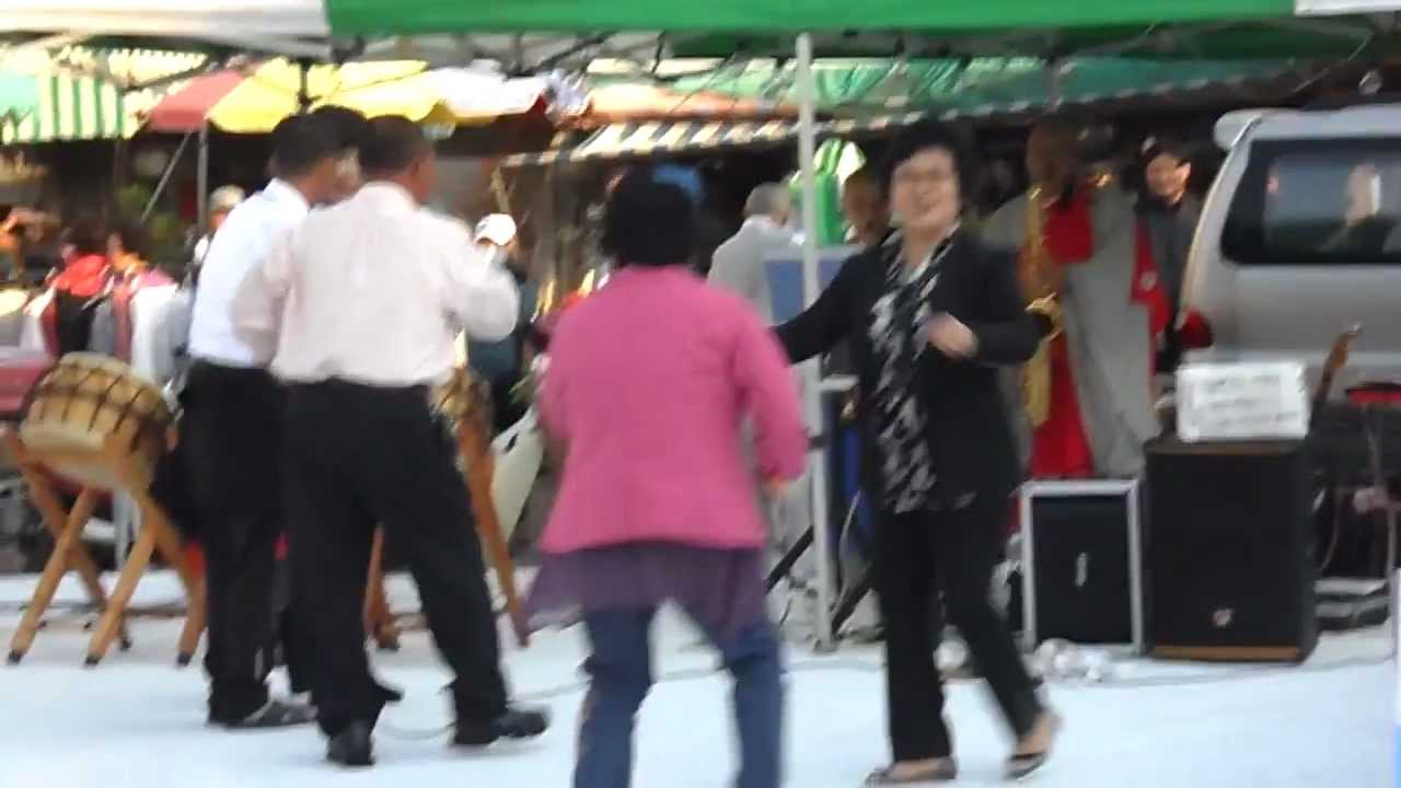 Nhảy cùng các ajumma Hàn Quốc - Korean Ajumma Dance Style - YouTube