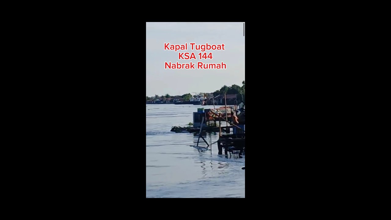 Kapal tugboat KSA 144 nabrak rumah - YouTube