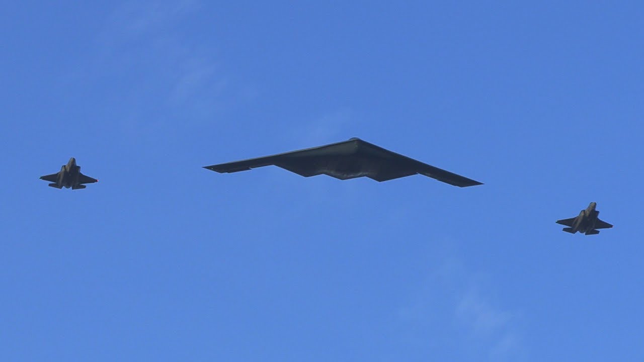 F-35s & B-2 Spirit !! 2018 Rose Parade Flyover - YouTube