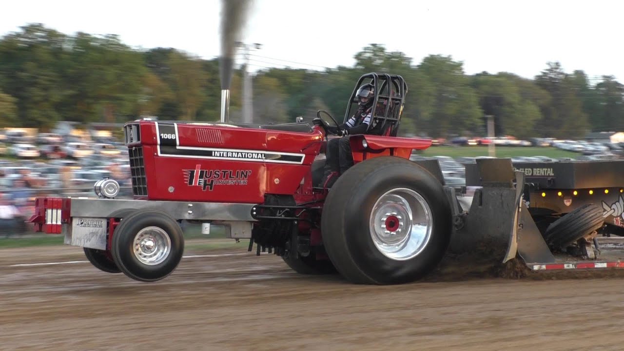 Tractor pulling 2021 Lucas Oil Hot Farm Tractors In Action At The ...