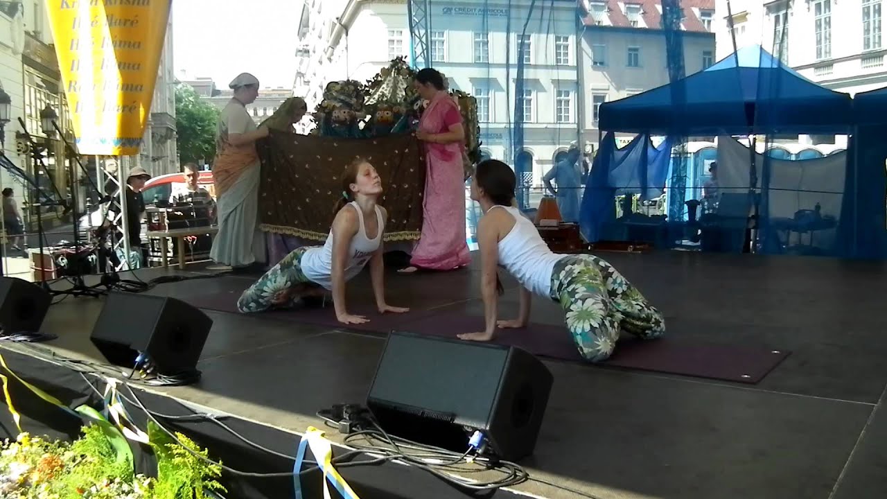 Acro yoga demo Atma Center 2011 - YouTube