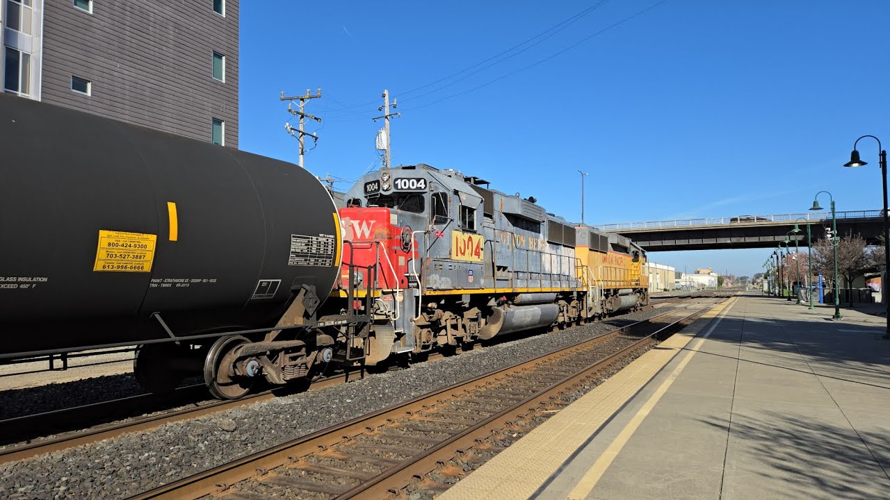 Union Pacific LOA11 at Berkeley Station with UP #1004 Ex-SSW Paint Unit ...