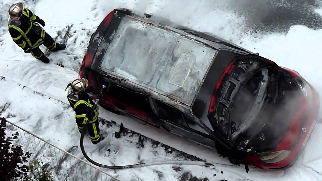 Sapeurs pompiers en action feu véhicule - YouTube