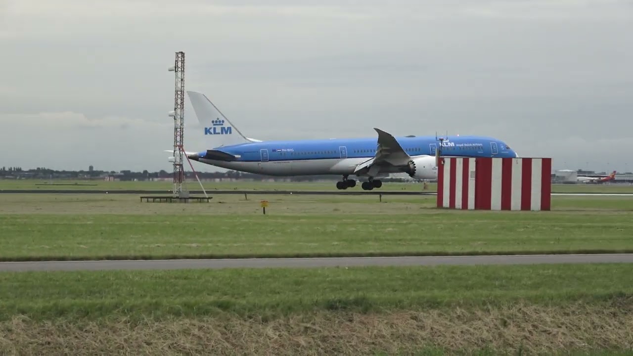 KLM Dreamliner Boeing 787 Smoky Landing, white radome: visual show ...