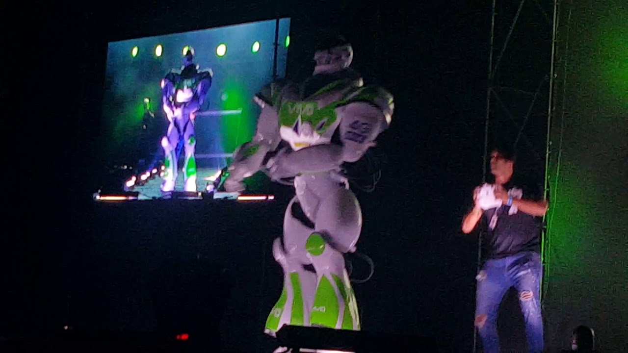 Robot de Viva se roba el show en concierto de Daddy Yankee RD - YouTube
