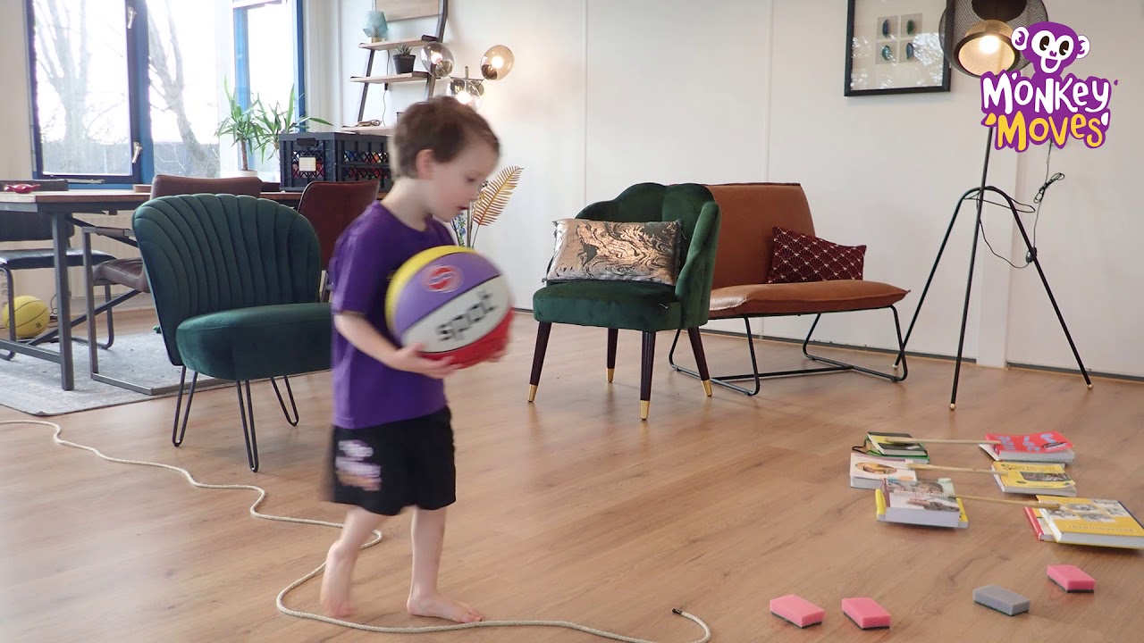 Peuter doet parcours met bal - Monkey Moves - YouTube