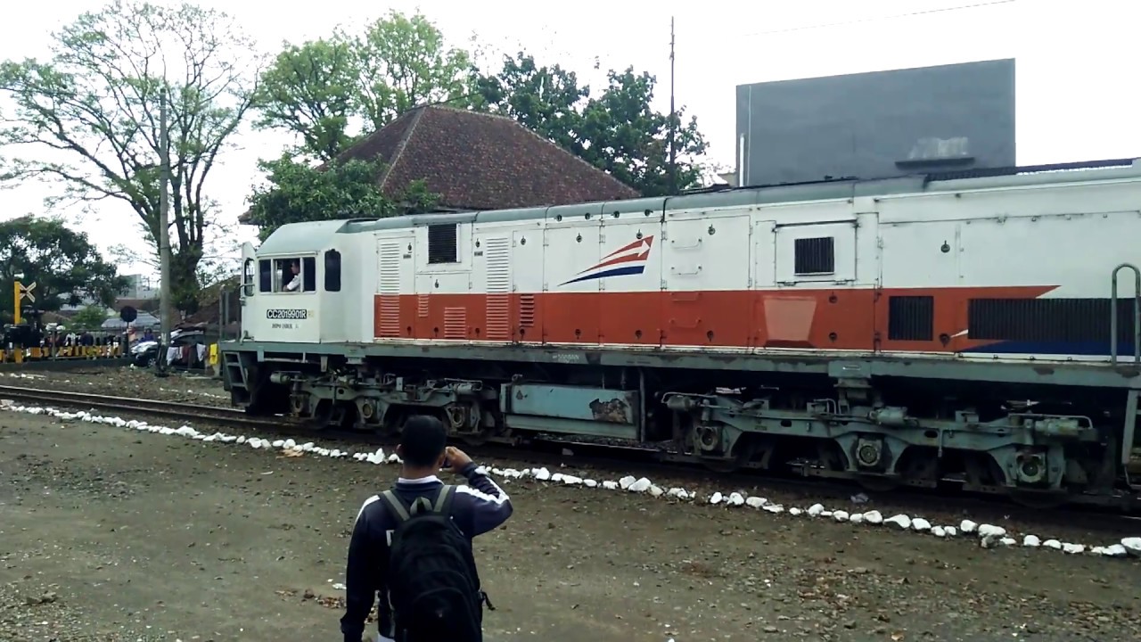 RailFans Jember (KRD)9!!!langsiran KA 452 dengan panas TERIK!! - YouTube