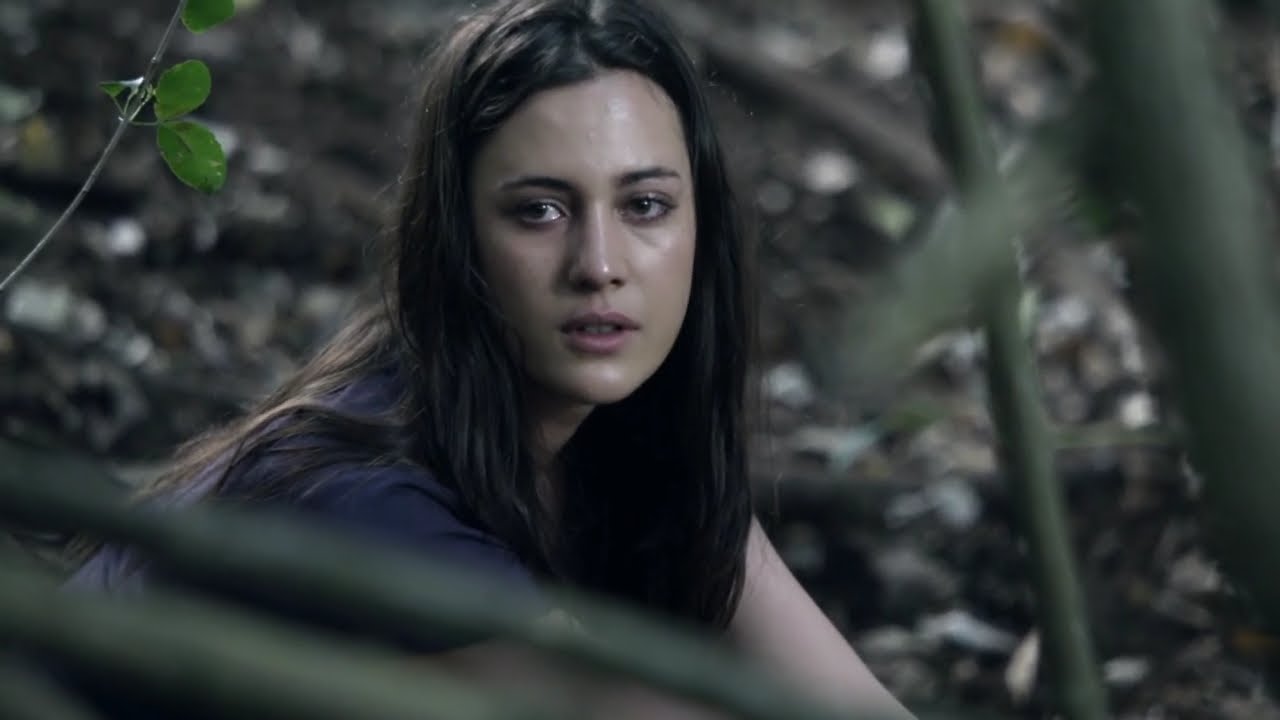 Ein Mädchen beginnt eine verbotene Beziehung mit ihrem älteren Nachbarn ...