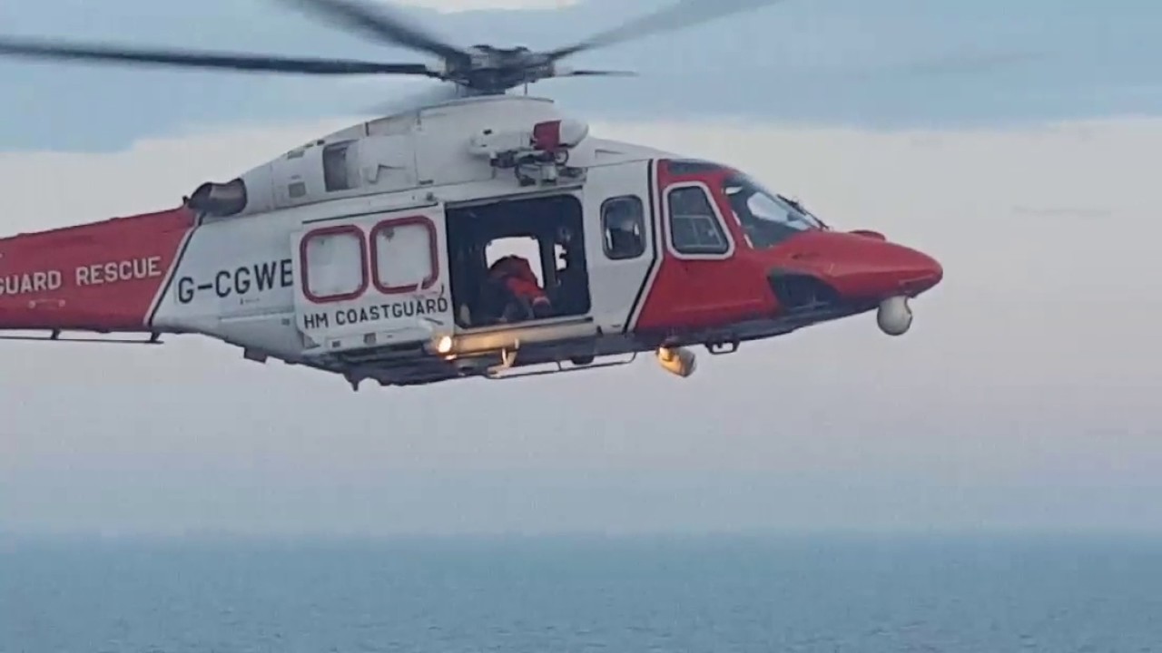 Dramatic cliff rescue of three people from Lulworth - YouTube