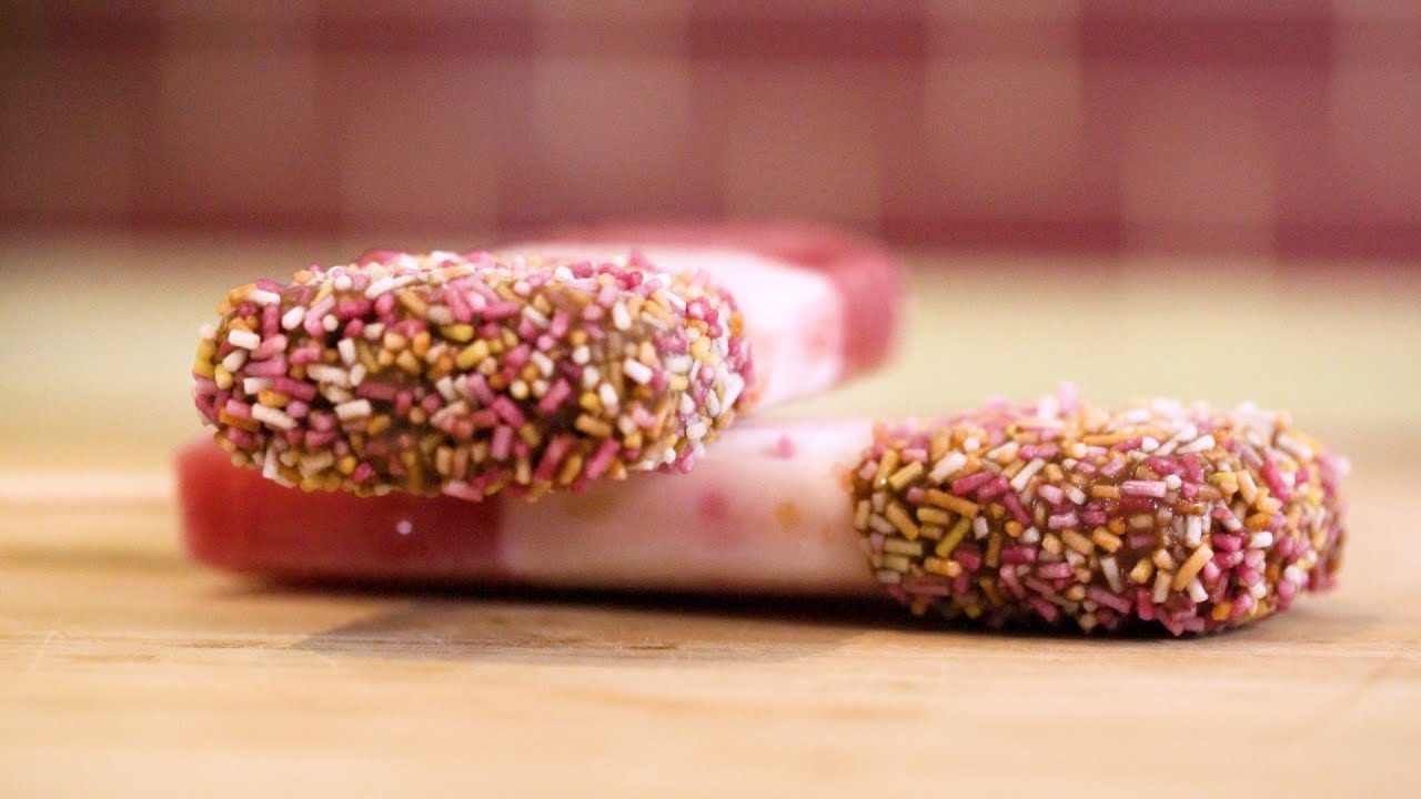 🍓 HOW TO EAT A FAB ICE LOLLY 🍓 - YouTube