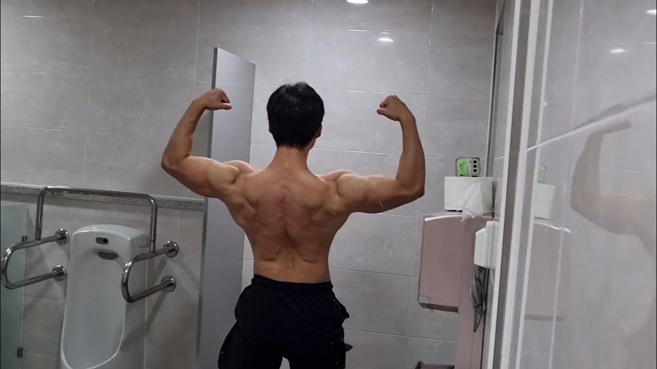 Classic physique posing - YouTube