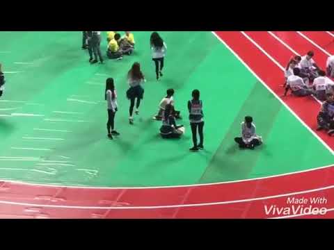 TWICE own relay race - Nayeon vs Her Sisters 😂 @ISAC 2018