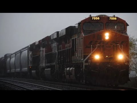 BNSF 7056 Leads a Northbound through Heidenheimer Tx - YouTube