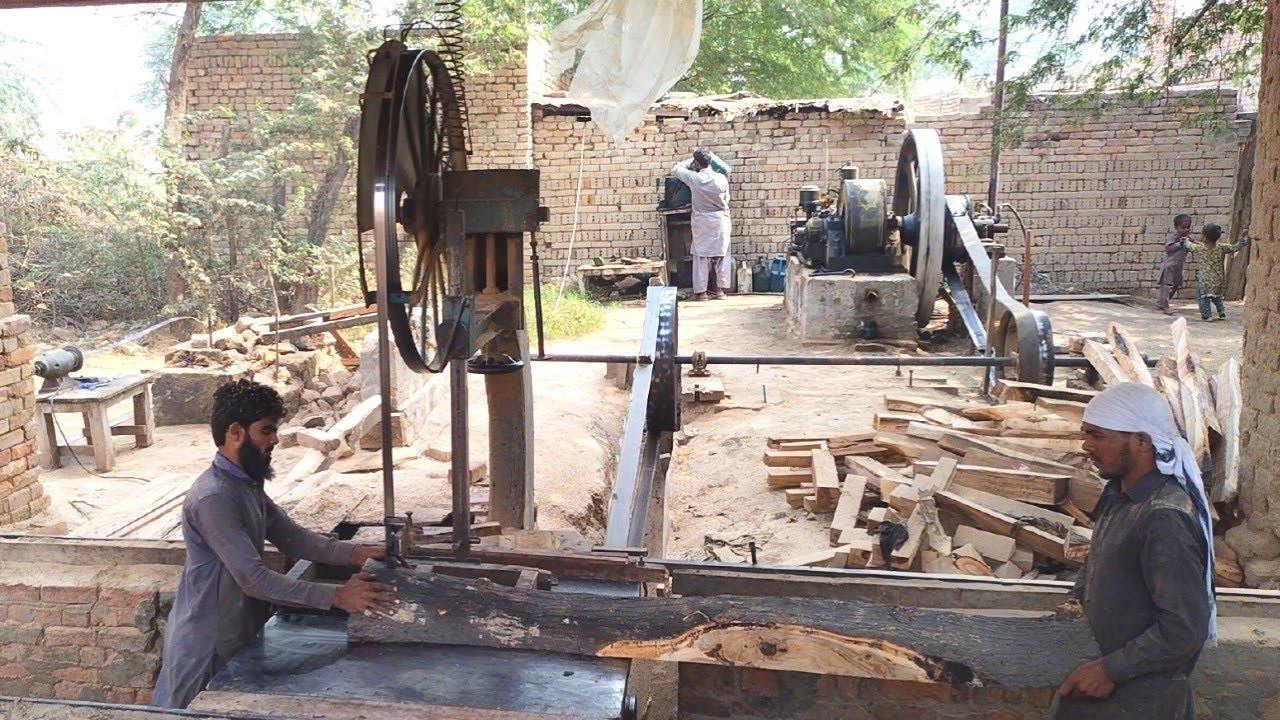 Heavy Old Black Engine Amazing Starting | Old Engine Working With Wood ...