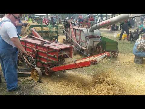 Scale model threshing machine - YouTube
