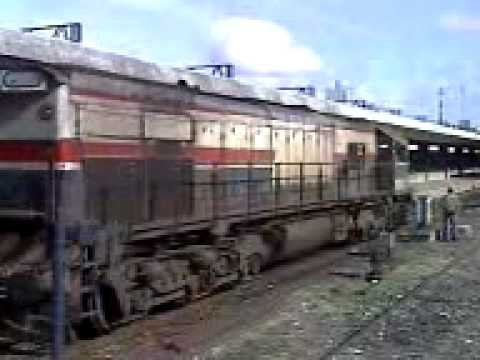 LOCOMOTORA GENERAL MOTORS EMD GT 22 CW 9063 FERROBAIRES en ESTACIÓN ONCE - YouTube