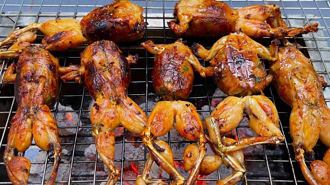 កង្កែបបោប || Grilled Frog stuffed with Pork and Khmer Spice - YouTube