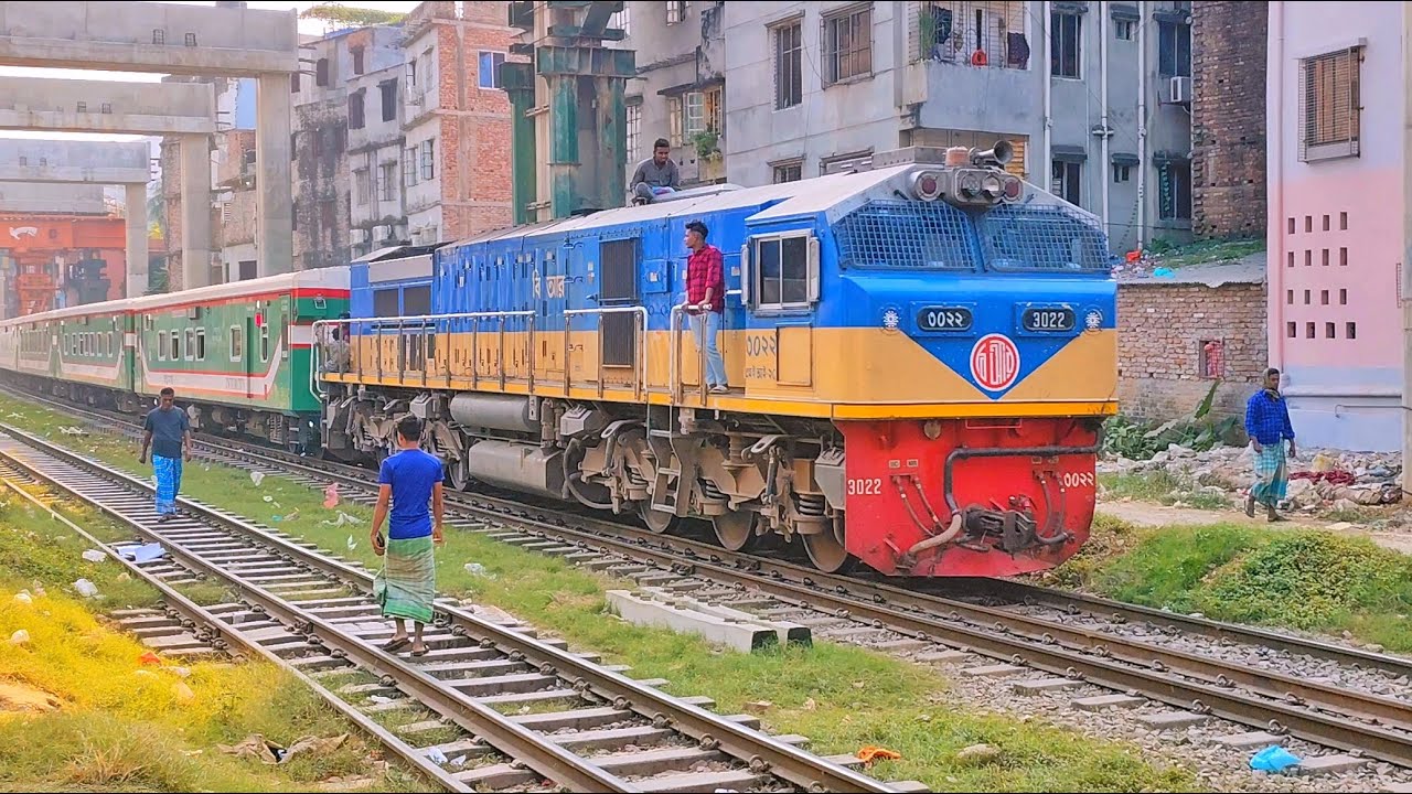 Chittagong bound Mohanagar Provati Express Entering Moghbazar Rail gate ...