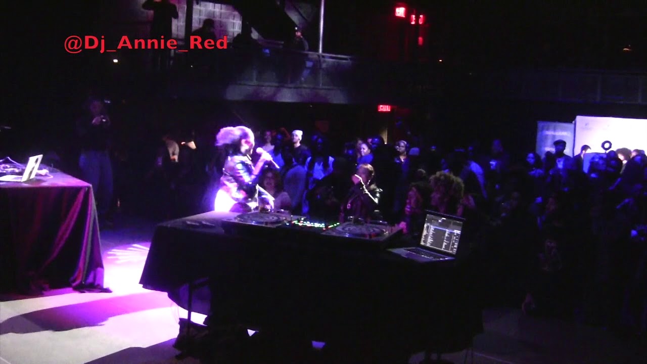 A clip of Dj Annie Red performing Da Dj Challenge live - YouTube
