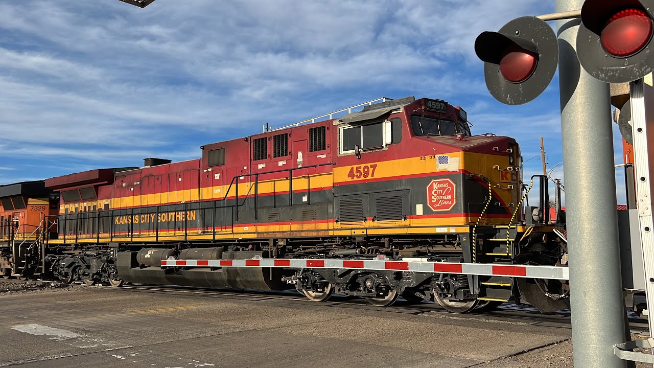 KCS & CLEAN GEVO! BNSF #4251 CLEAN GEVO LEADS FEEDER TRAIN IN DALHART ...