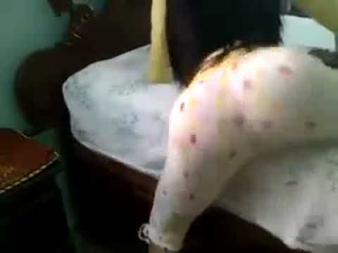 NOVINHA ESFREGANDO NA CAMA