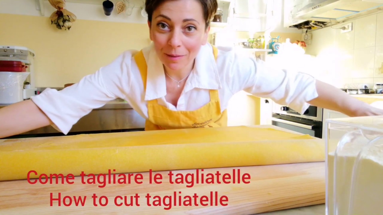 Come tagliare le tagliatelle. How to cut tagliatelle - YouTube
