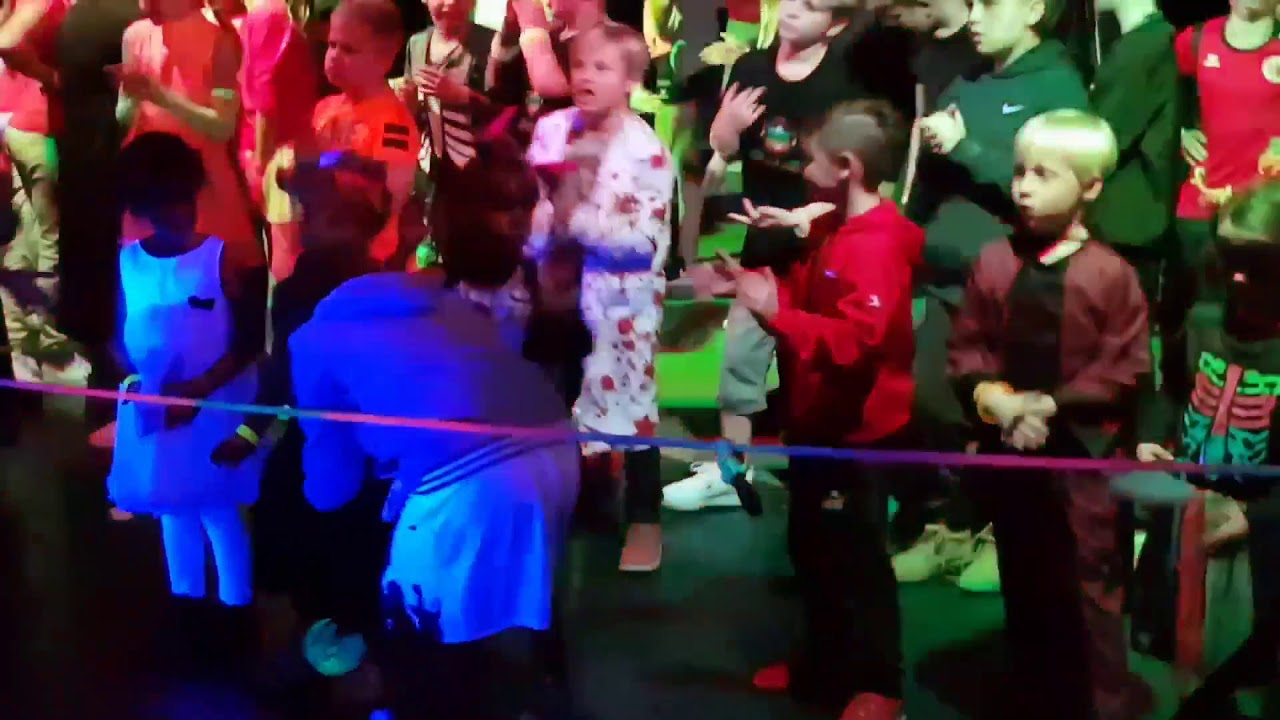 eerste halloween fuif te Moorsele voor kinderen. - YouTube