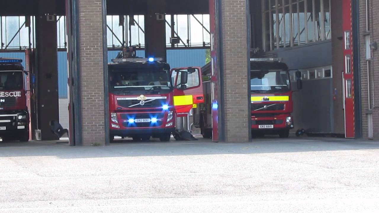 NIFRS / E2101 / ERZ 6615 / Volvo FLL / WrL / Turning Out from Whitla ...