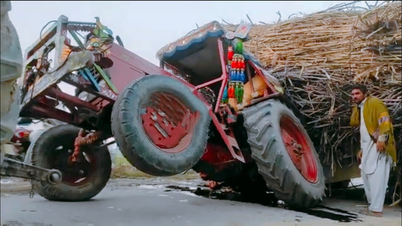Tractor accident | The axle of tractor broke while pulling the trolley ...