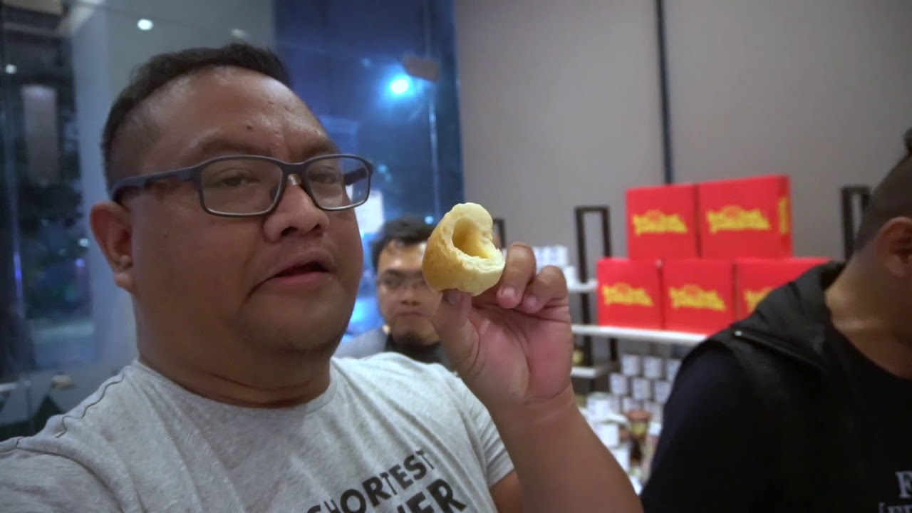 Stuffing myself with the different kinds of Bread at Kambal Pandesal ...