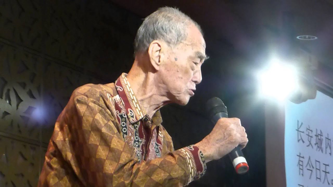 95 Year Old performs his favourite Jingju (Beijing Opera) Piece - YouTube