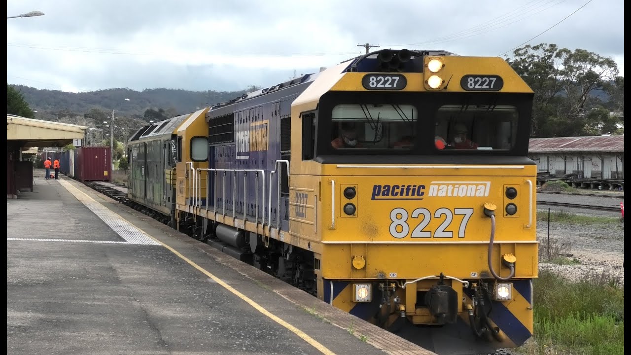 8227-G542 on 4KM1 logs ex Bordertown pauses for crew change at Ararat ...