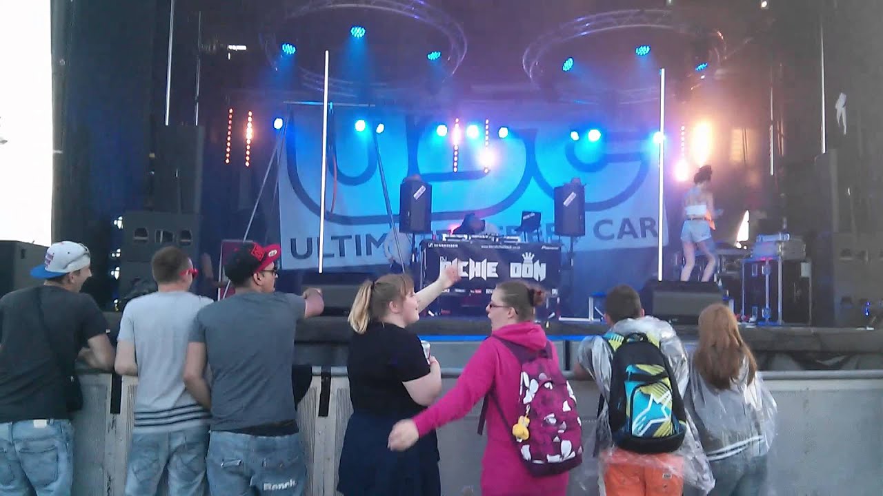 USC 2014 Santa pod live stage with DJ Richie Don - YouTube