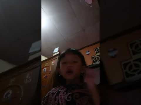 wow mikayla pake baju tante-tante!!