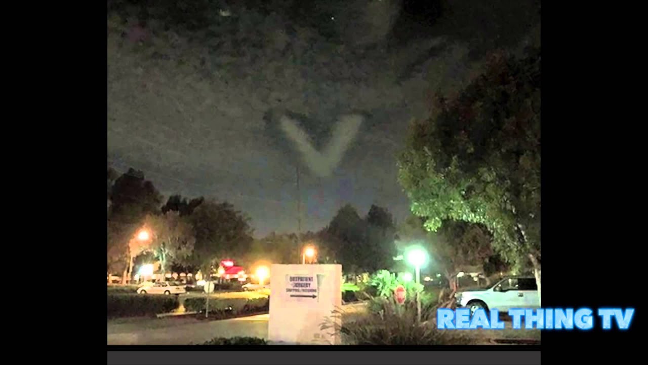 V Shaped Object on Night of Blood Moon Sept 27th 2015 - YouTube