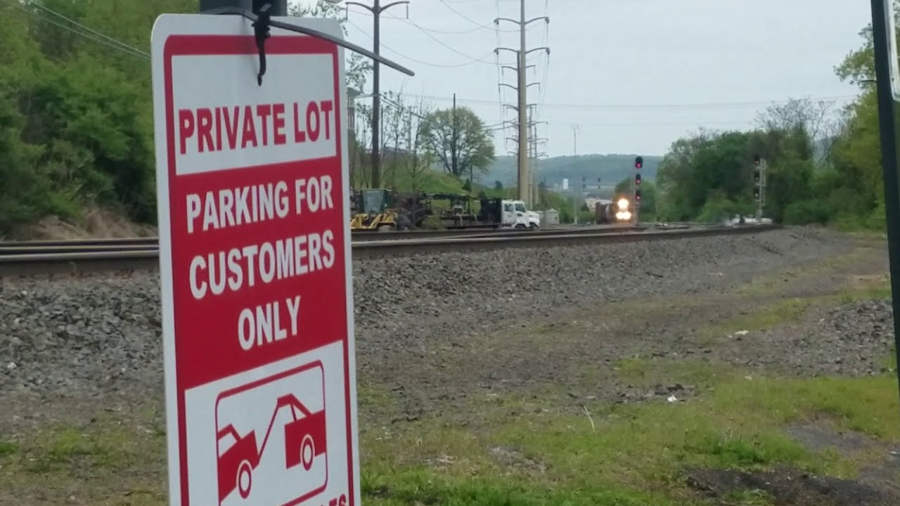 NS 5313 leads a short mixed freight train in Wyomissing, PA - YouTube