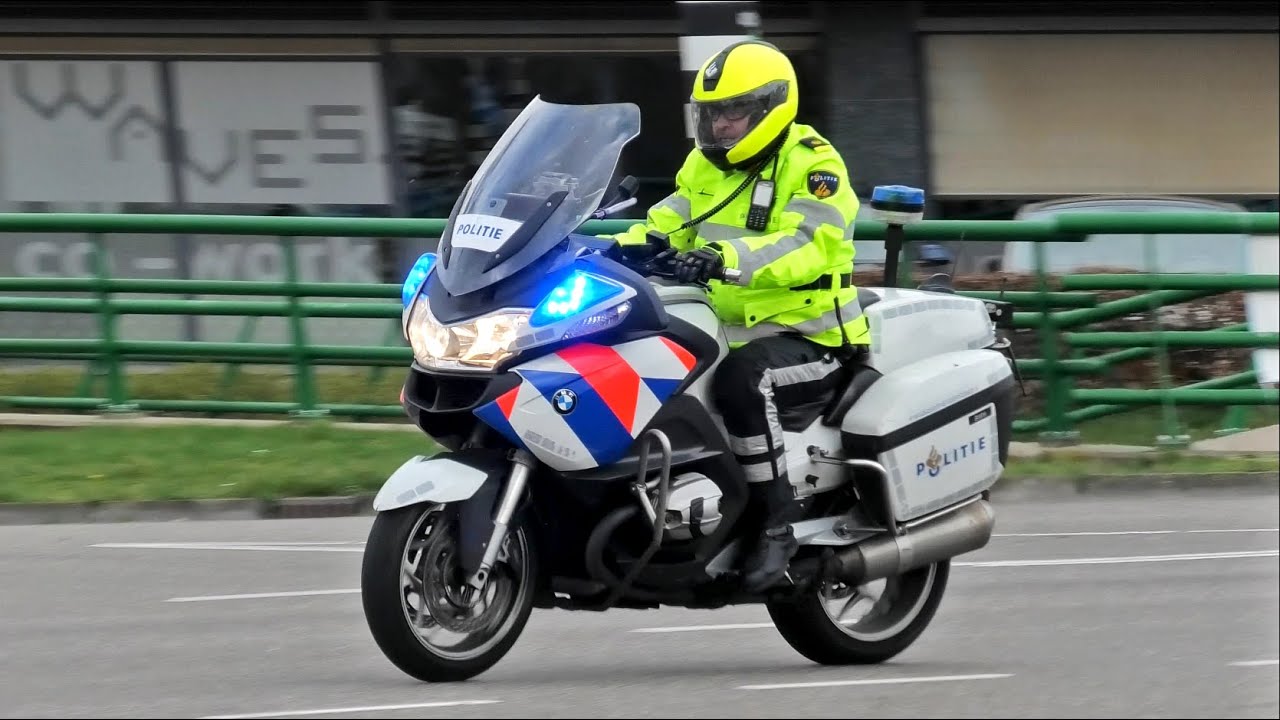 10 jaar oude politiemotor BMW RT1200 & diverse ambulances met spoed in ...