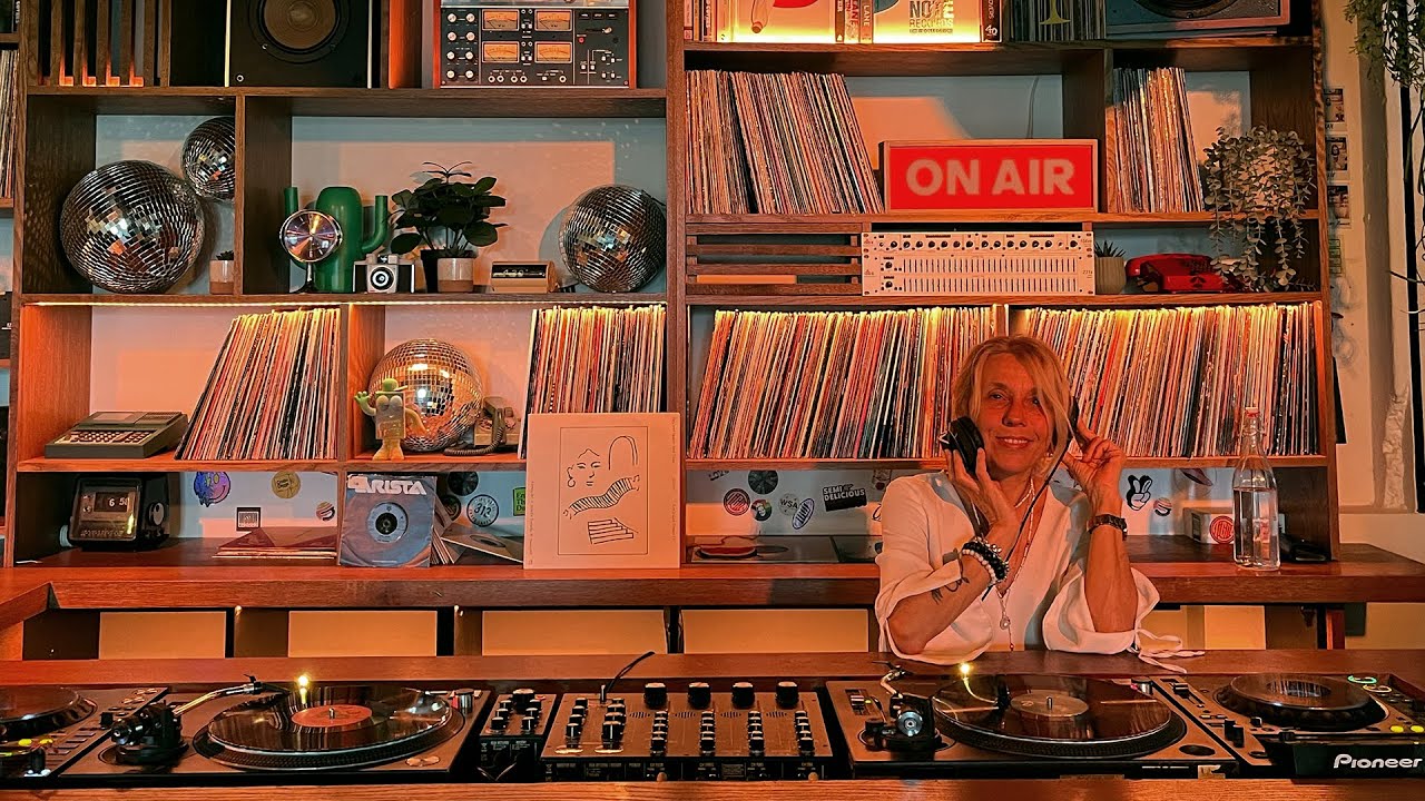 Roberta Cutolo | Deep Soulful House, Afro Disco Funk | Radio 1001 | 09. ...