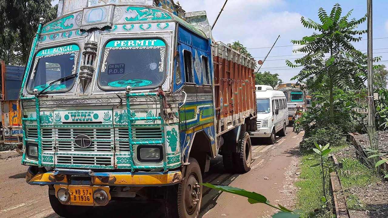 Gate man struggle to close railgate stop the all vehicle & Close ...