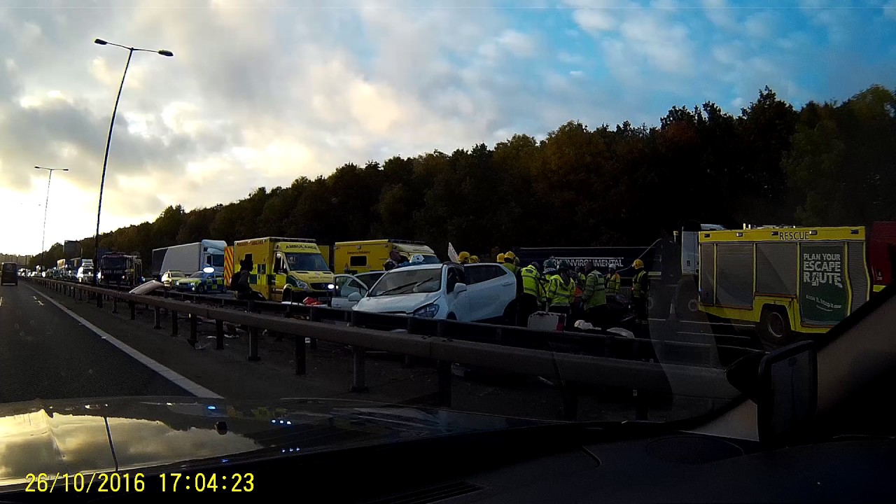 crash on M1 southbound near Edgware and Watford 26.10.2016 - YouTube