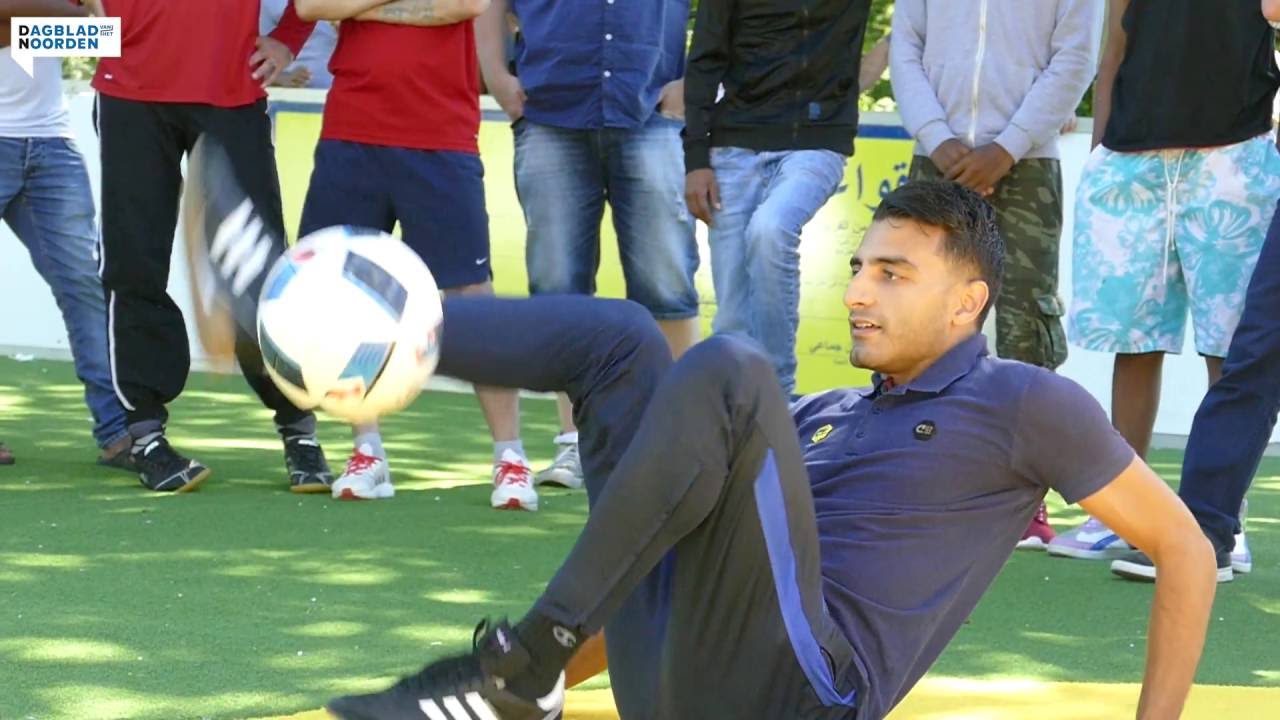 Touzani geeft voetballes bij azc Assen - YouTube