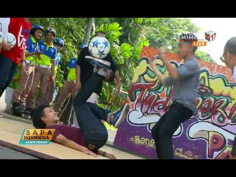 Aksi Bermain Bola dan Basket Bergaya Bebas